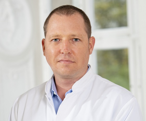 A reimplantation valve-sparing root replacement (T. David-V) and aortic ...